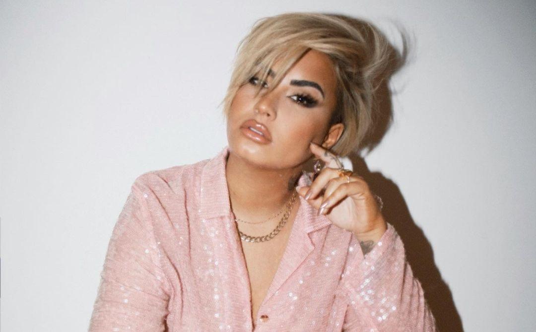 Demi Lovato Pelo Rubio Y Rosa Fondo De Pantalla